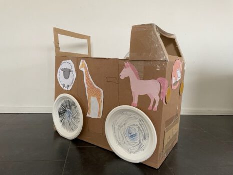 Auto van kartonnen doos